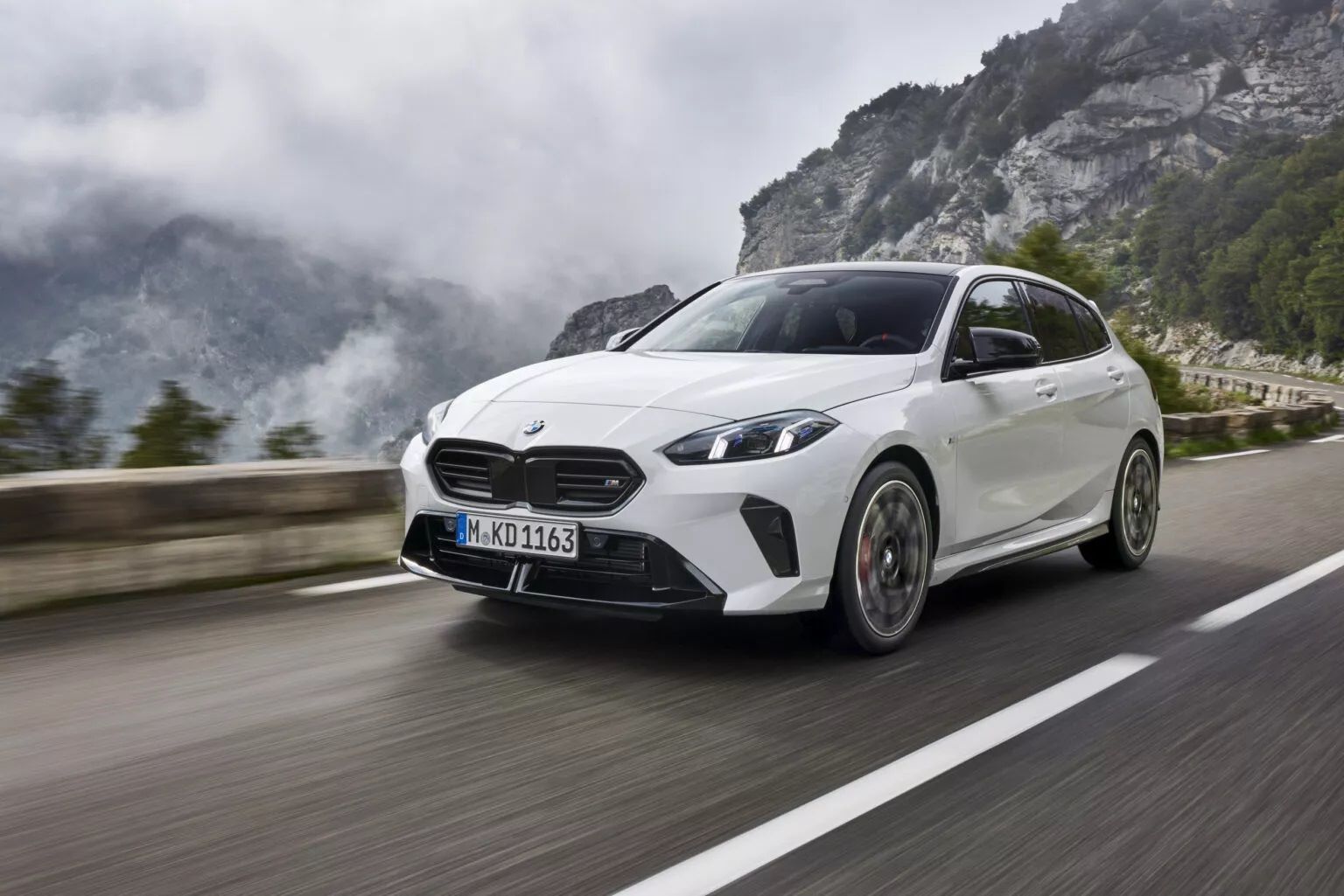 StriveME - بي ام دبليو الفئة 1 الجديدة تطل بمظهر جديد وتصميم داخلي منقح مع طرازين هجينين معتدلين